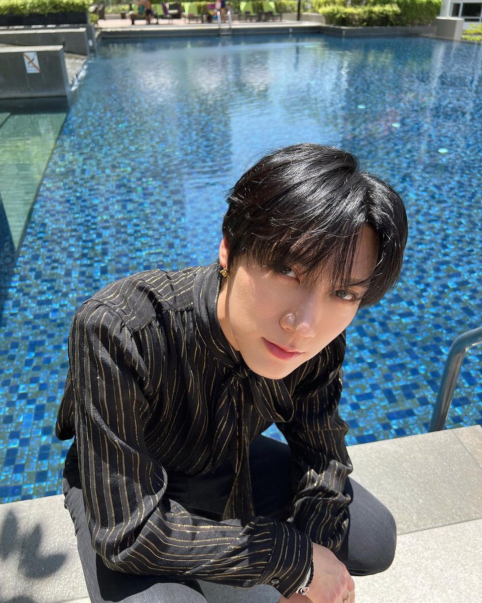 𝗡𝗼𝗸𝗶 *+. on Twitter: "RT @_onetoten: สุดหล่อมาในชุด Saint Laurent LAVALLIÈRE-NECK SHIRT IN ...