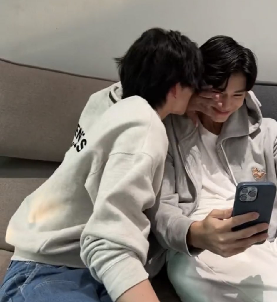 af on Twitter: "phuwin filmed the tiktok with pond's phone, woah ive had enough https://t.co ...