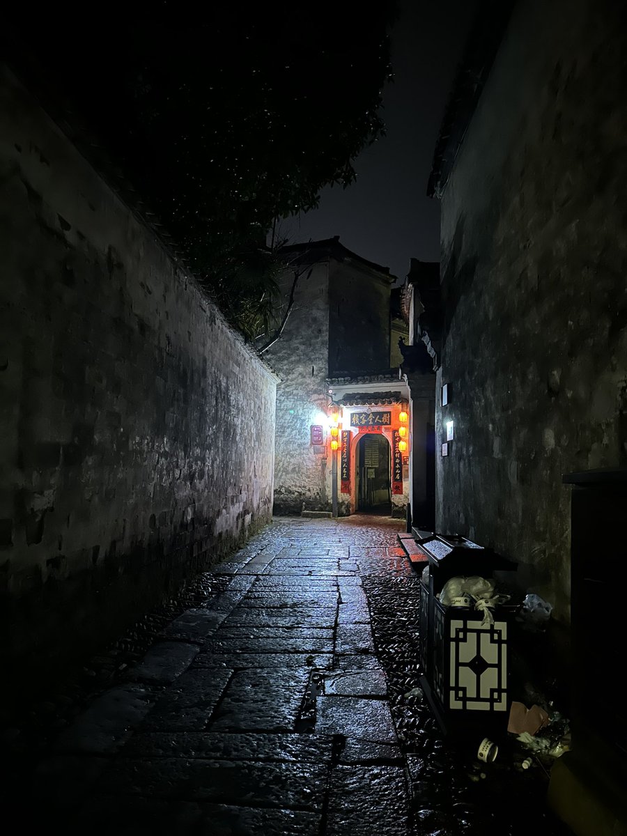 一枝独秀sj苏静 On Twitter 翻墙了,终于,回国就这一点麻烦这下谷歌也可以用了。我们从上海租车自驾到宏村,看徽派建筑。蛮不错。景区门票一人100。住在景区不错的一家民宿里