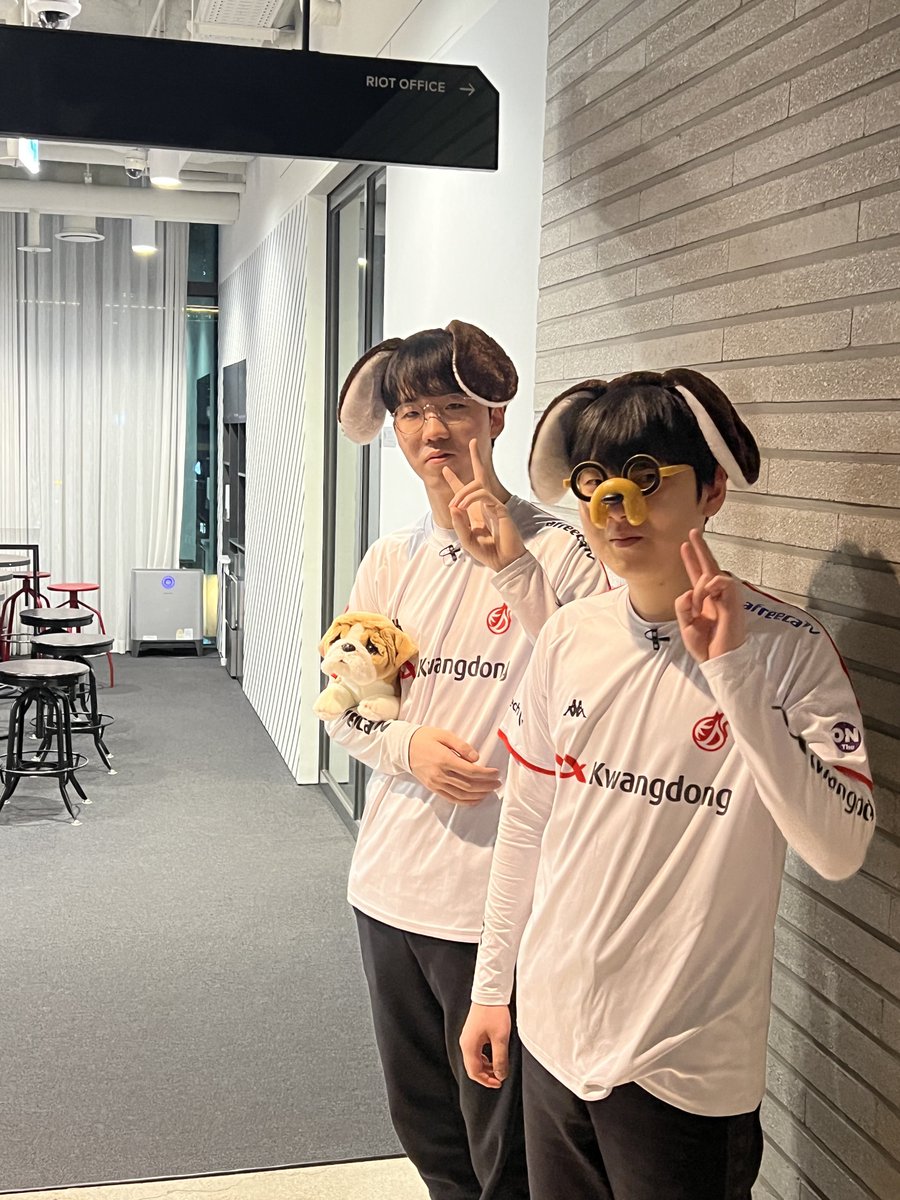 Jeesun Park on Twitter: "Victorious KDF Taeyoon, Youngjae and BULLDOG OMG #LCK"
