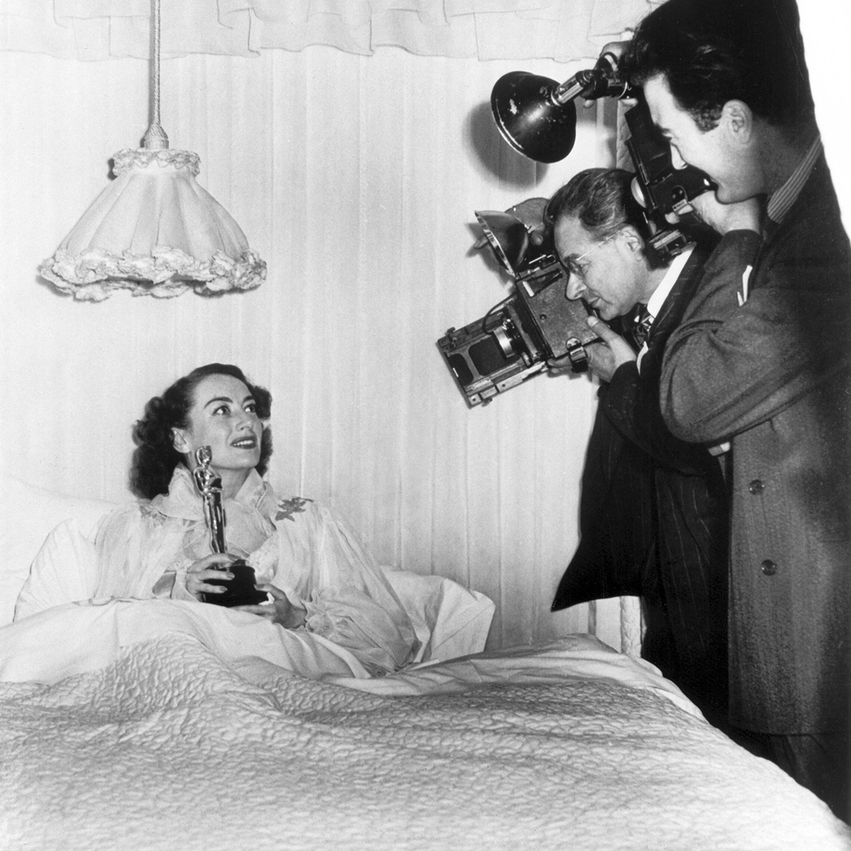 MUBI on Twitter: "Joan Crawford receives her #Oscar in bed, 1946. https://t.co/xbWdDgwrmX" / Twitter