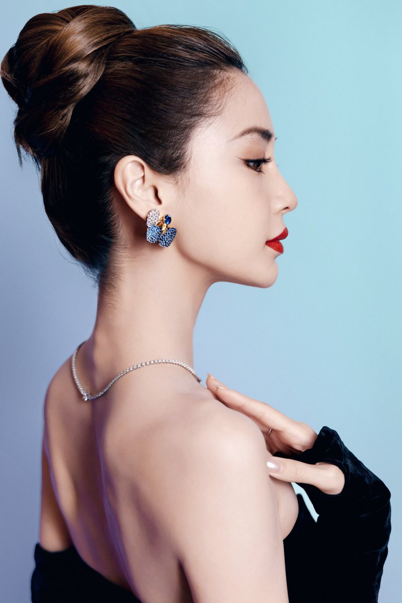 名腿网 Celebrity legs on Twitter: "杨颖Angelababy身穿抹胸礼服小露事业线，长腿在半透明裙摆里肉隐肉现 https://mingtuiw.com/?p ...