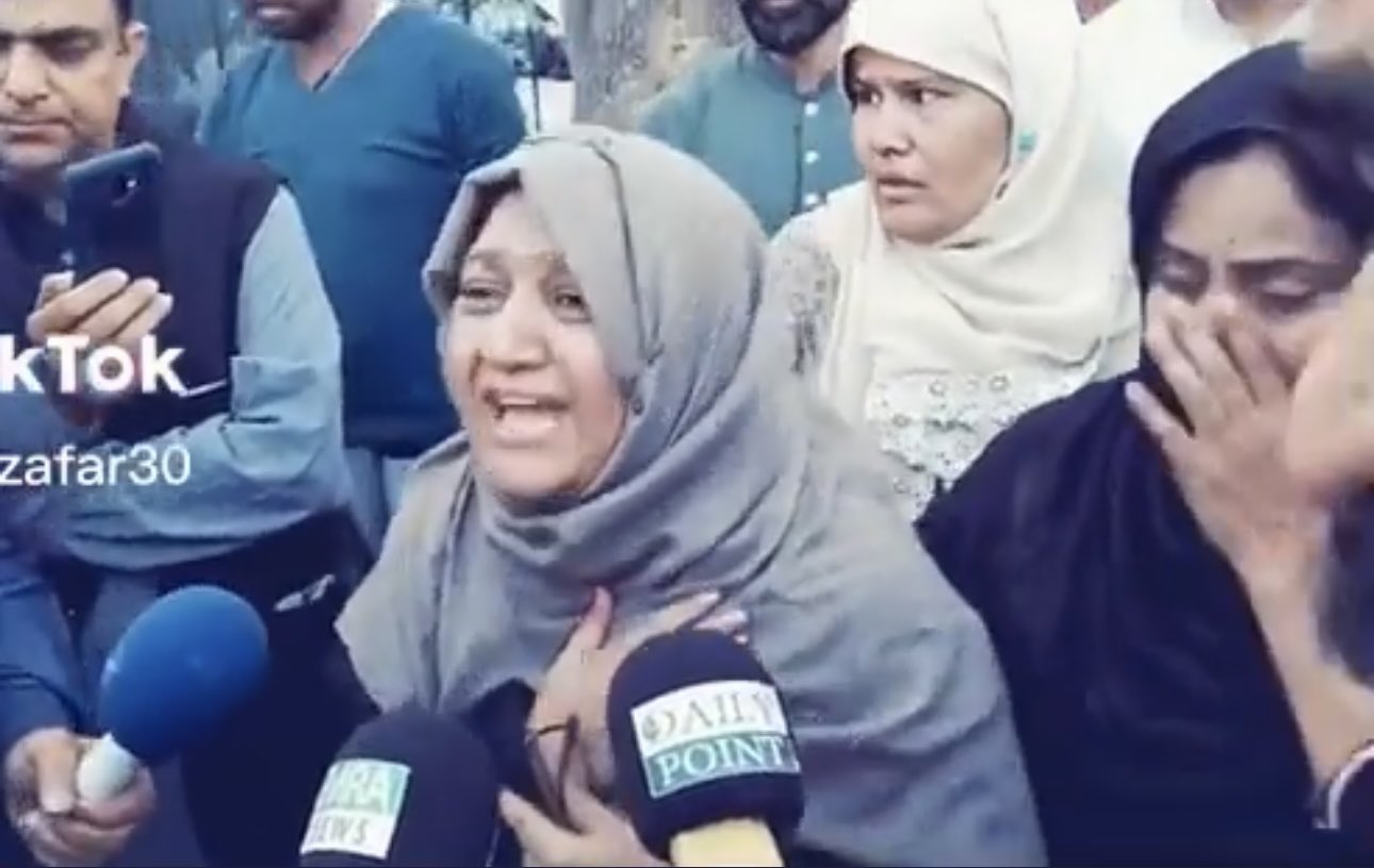 Amber Tweets on Twitter: "ان دونوں میں سے ضلے شاہ کی اصل مان کون ہے؟ شکل اور جذبات ساری کہانی ...