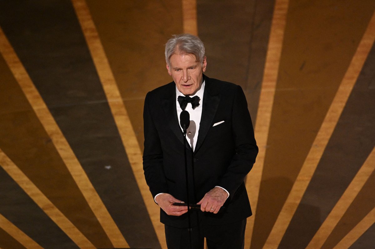 Harrison Ford presents the Oscar for Best Picture. #Oscars95 #oscars95 ...