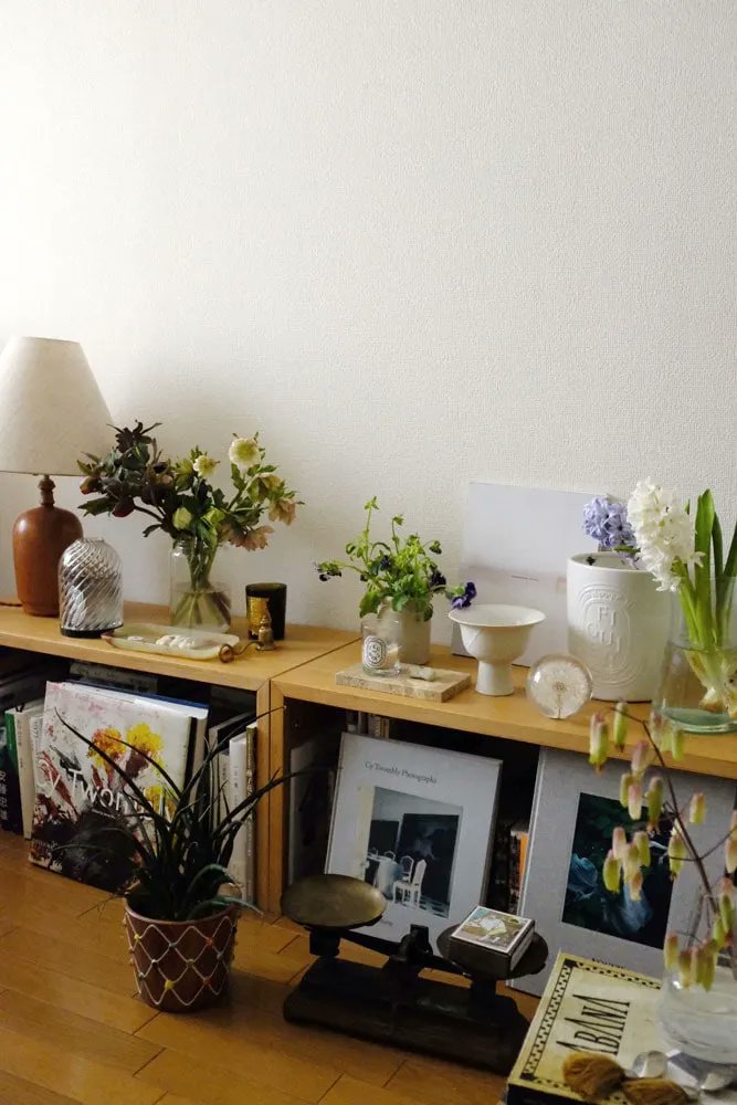 GINZA on Twitter: "おしゃれな部屋をSNAP📸心を潤す光と素材、自然のぬくもり。穏やかな暮らしに旬の花を添えてhttps://ginzamag.com/lifestyle ...