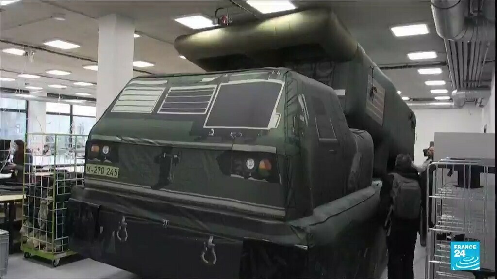 🇺🇦 Inflatable weapon decoys, including Himars rocket launchers and ...