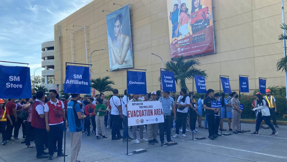 Emergency rescue teams from the Bureau of Fire Protection (BFP), the ...
