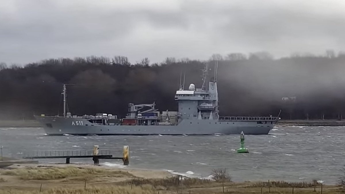 WarshipCam on Twitter: "German Navy Elbe-class tender FGS Elbe (A511) in the Kiel Locks on the ...