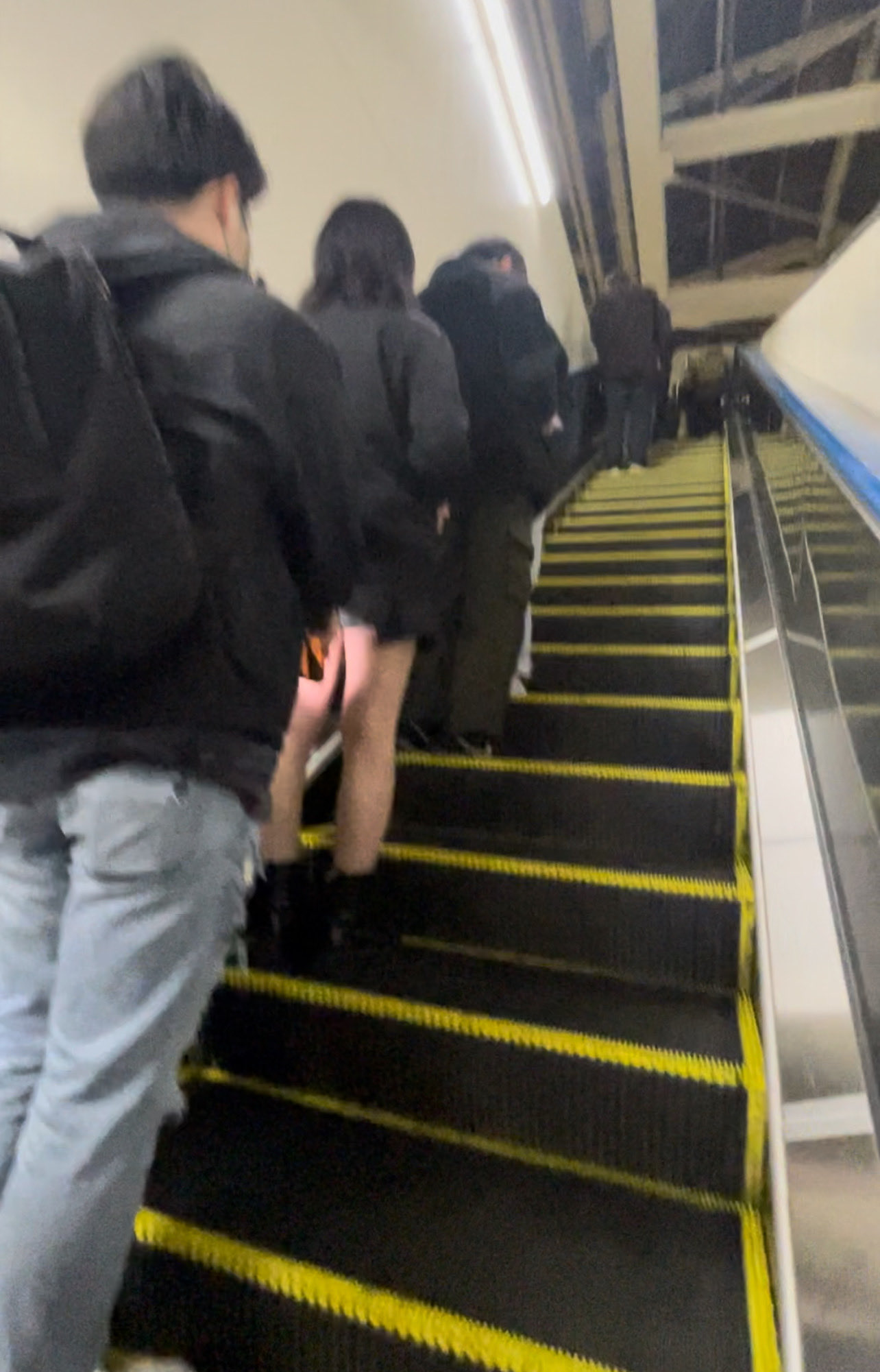 ガッツch 痴漢盗撮駆逐プロジェクト On Twitter 新宿駅で盗撮の現行犯捕まえました。 盗撮 新宿 Mnybbromxo Twitter