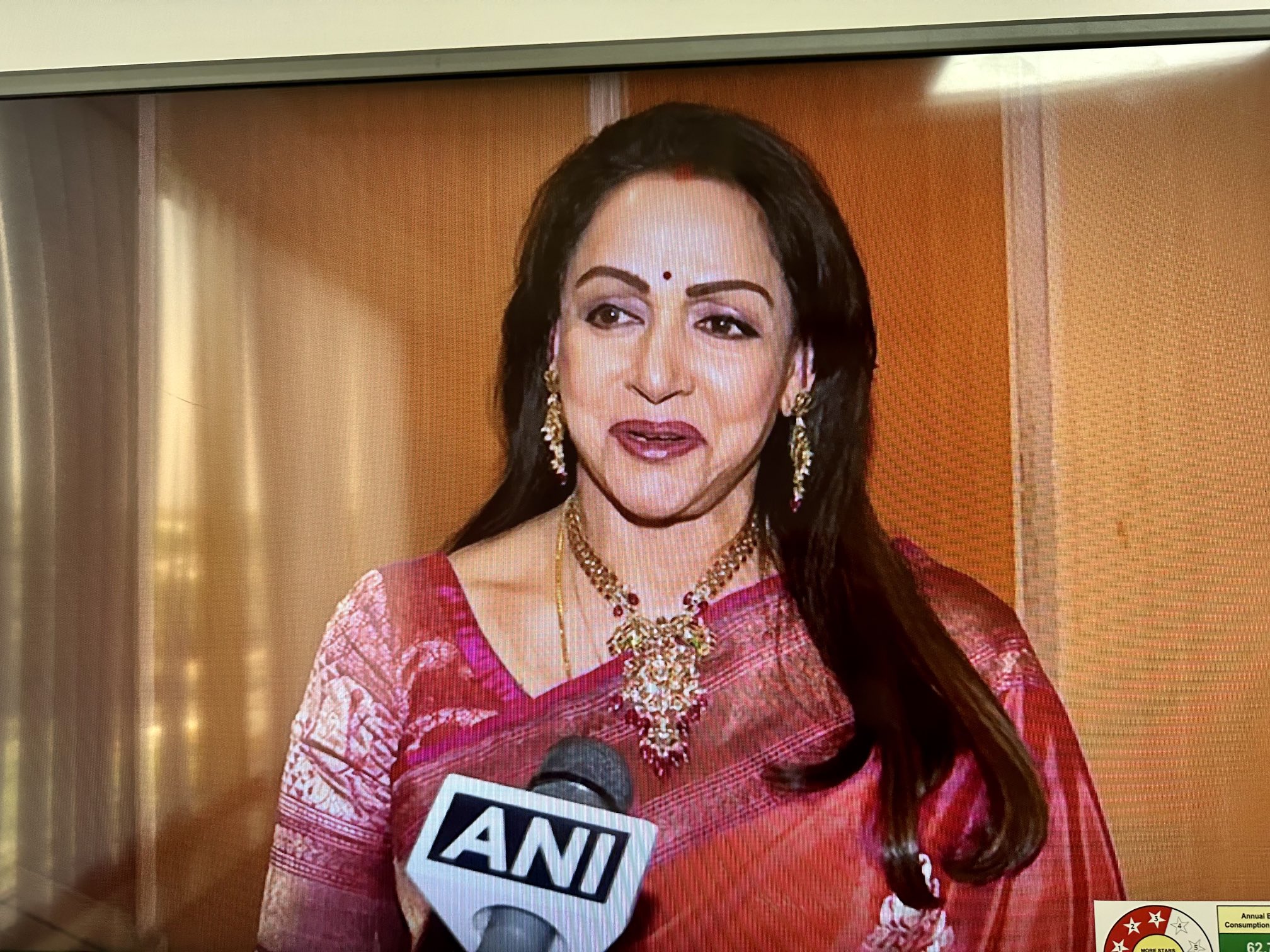 Smita Prakash on Twitter: "When she smiles like na, the reporter forgets poochna kya tha 😅😍 ...