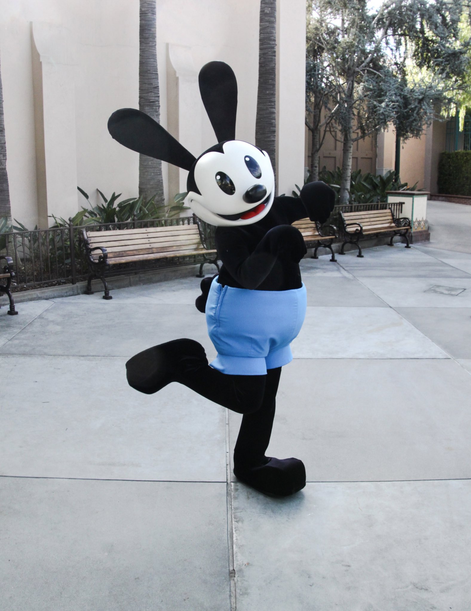 Oswald The Lucky Rabbit Cosplay Got To Show My Ink To Oswald Today!