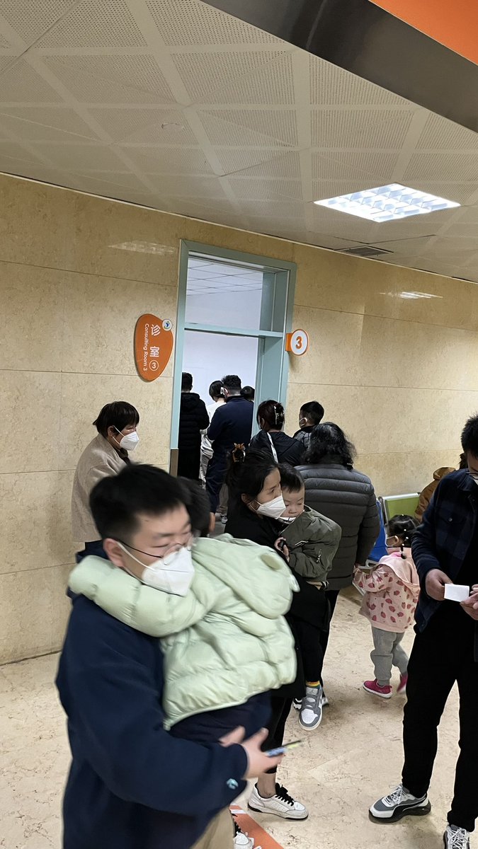 Chen On Twitter 甲流的传播力为什么这么强?这是郑州的儿童医院。