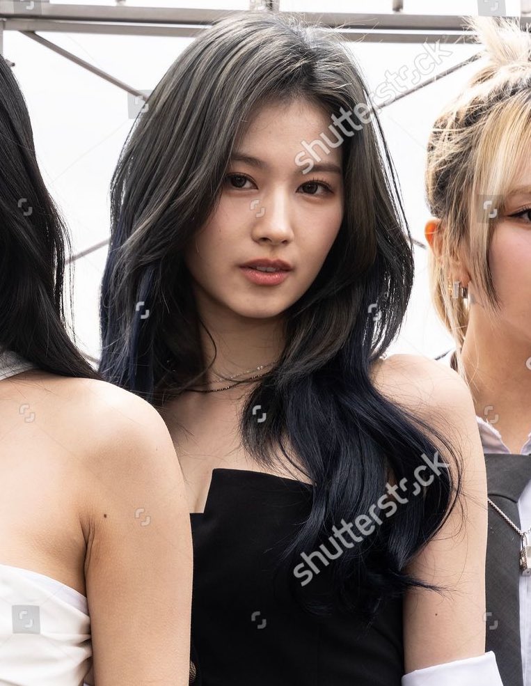 satoe⁹ on Twitter: "whoever keeps straitening her fucking hair, please do us all a favor and stop."