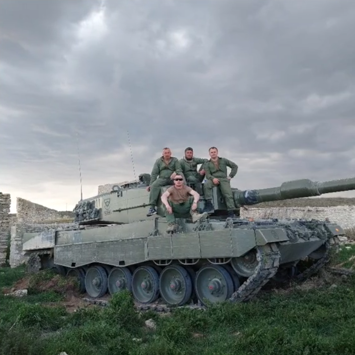 carol hicks ☮️ on Twitter: "RT @Militarylandnet: 📷🇪🇸🇺🇦 Tankers of Ukrainian 4th Tank Brigade on ...
