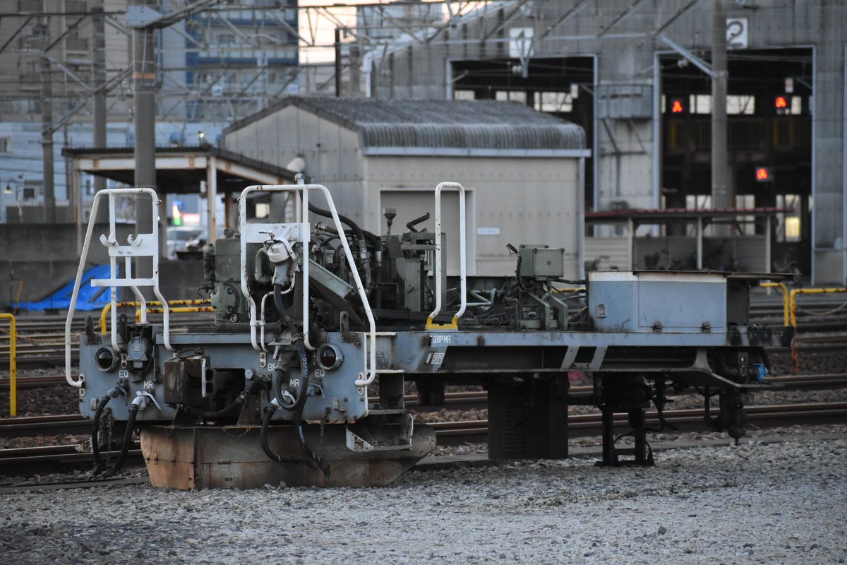 吹田機関区EF200-901 on Twitter: "愛知機関区DD51.DE10廃車解体 既に台枠.デッキだけとなった1801号機と1028号機DE10-1562"