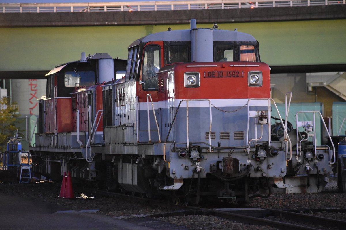 吹田機関区EF200-901 on Twitter: "愛知機関区DD51.DE10廃車解体 既に台枠.デッキだけとなった1801号機と1028号機DE10-1562"