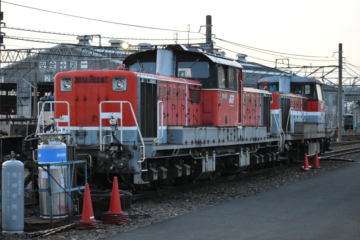 吹田機関区EF200-901 on Twitter: "愛知機関区DD51.DE10廃車解体 既に台枠.デッキだけとなった1801号機と1028号機DE10-1562"