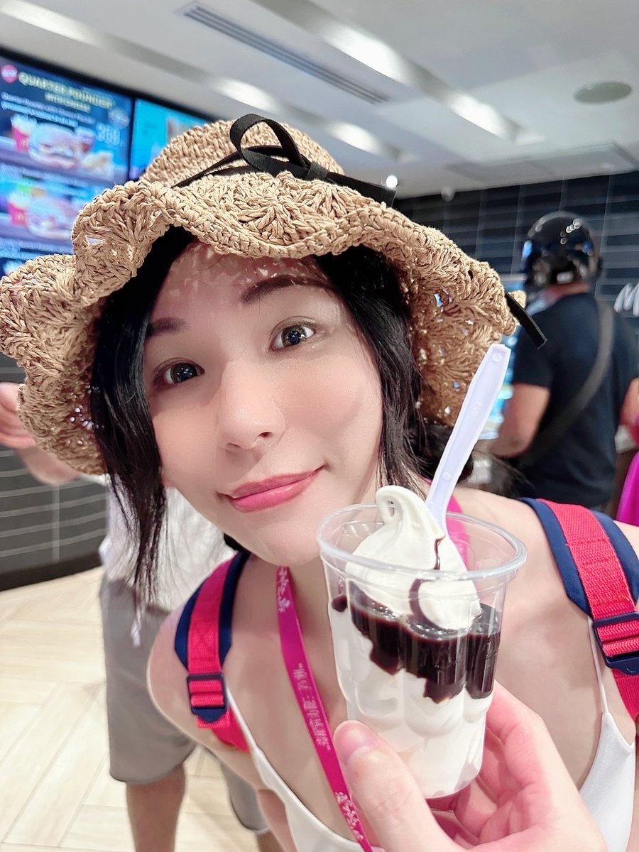 苡若Yi Ruo on Twitter: "我發現臺灣變得非常優秀！ 除了關心用餐環境衛生與否！ 比起沒穿內褲在餐廳拍照 大家更介意桌子和椅子的乾淨！ 感覺臺灣性教育與身體自主意識抬頭了！ 我 ...