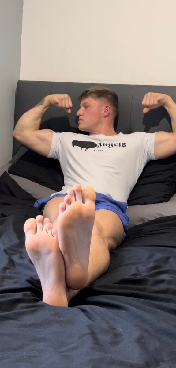 d on Twitter: "Worship @Masterzeuss17 big alpha feet and perfect muscled body he's available for ...