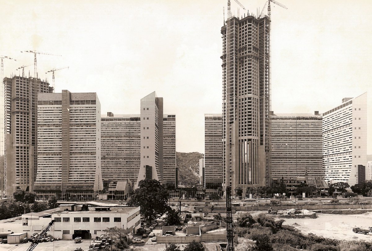 ArquitecturaVZL on Twitter: "Así se veía la torre Oeste de Parque Central durante su ...
