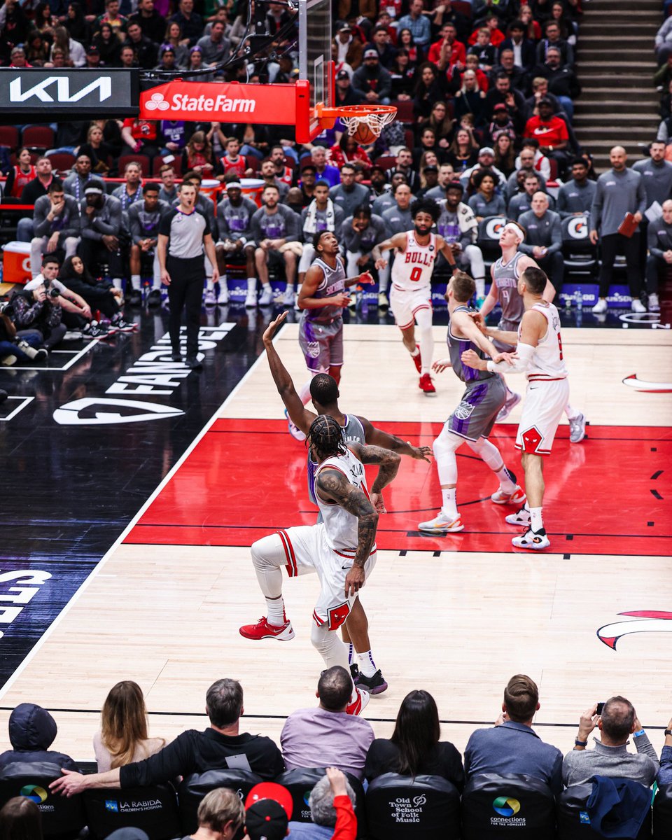 SPLASH. https://t.co/1W5rdjVaxQ Chicago Bulls @chicagobulls