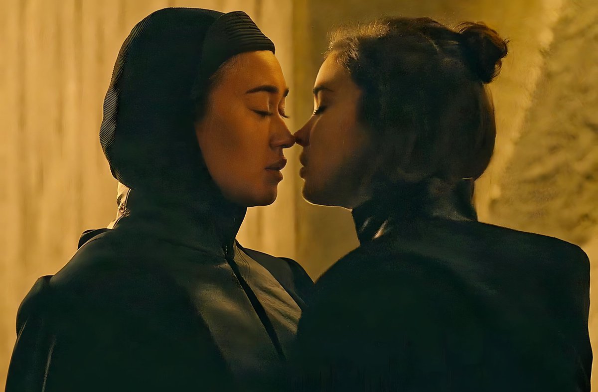 yae miko lesbian on Twitter: "RT @undercoverfren: crying in lesbian"