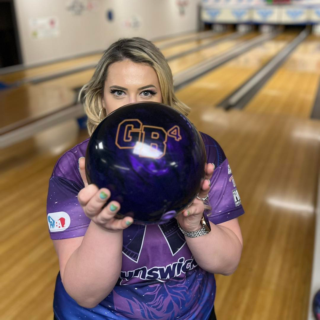 𝙀𝙗𝙤𝙣𝙞𝙩𝙚 𝘽𝙤𝙬𝙡𝙞𝙣𝙜 on Twitter: "Liz Kuhlkin rolled 300 out of the box with her brand new GB4 Hybrid ...