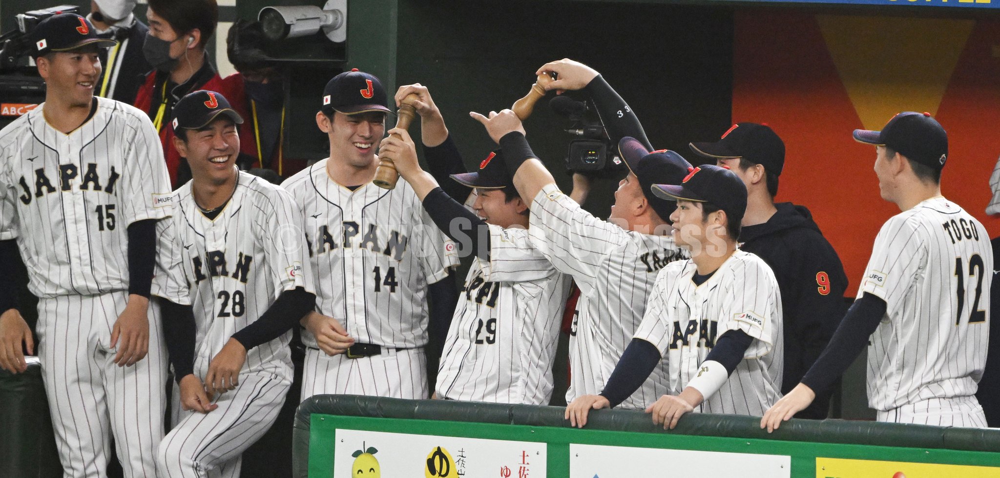 東スポ 写真部 on Twitter: "【WBC】 3日16日 WBC準々決勝 #日本 × イタリア #宮城大弥 を味付けする #山川穂高 #大勢 #高橋宏斗 #佐々木朗希 #中野拓夢 ...