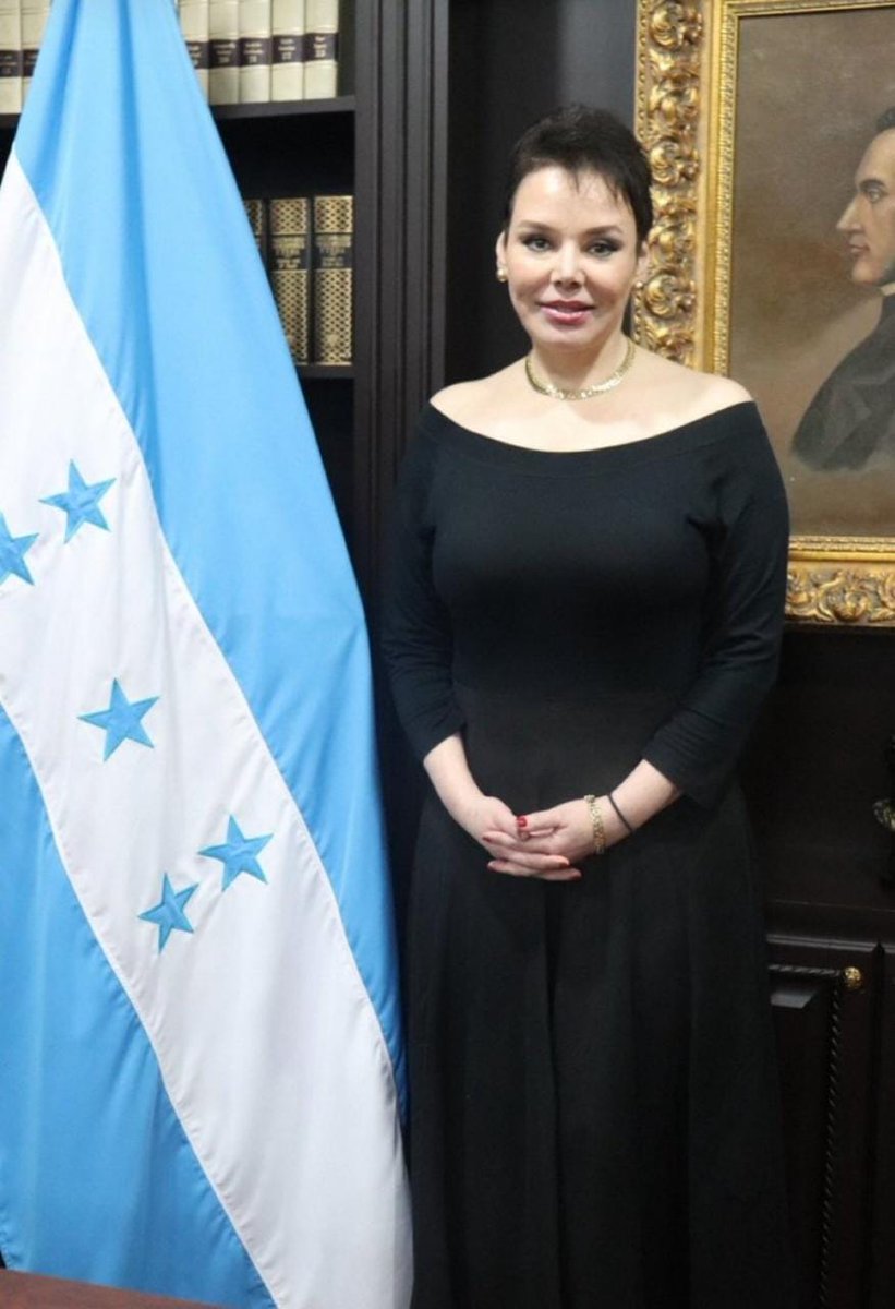 Diario La Prensa on Twitter: "#LoÚltimo 🚨| Beatriz Valle es juramentada como la nueva embajadora ...