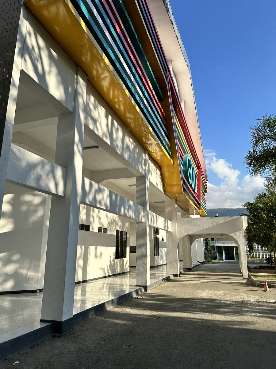 Jalan-jalan sore di area old town Dili sambil jelajah salah satu kampus ...