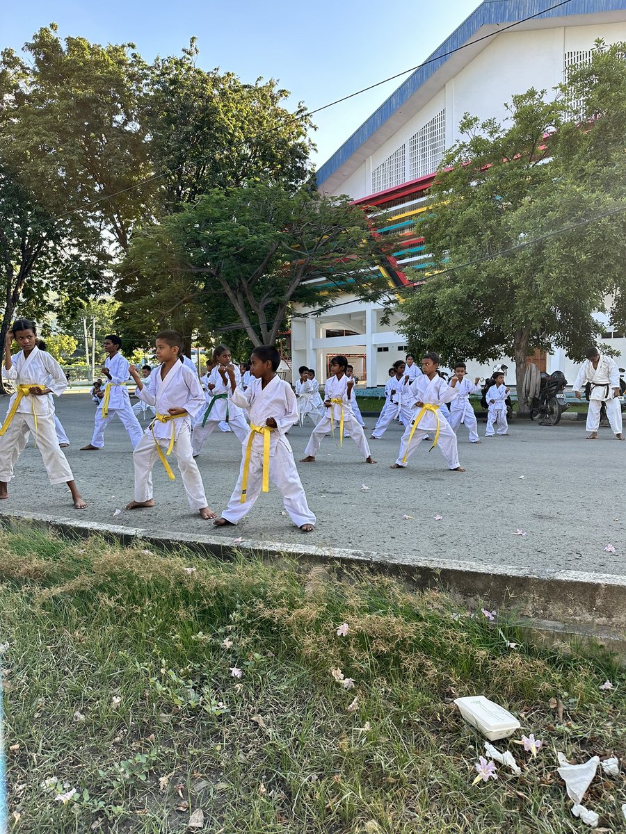 Jalan-jalan sore di area old town Dili sambil jelajah salah satu kampus ...