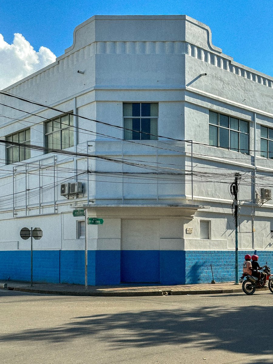 Jalan-jalan sore di area old town Dili sambil jelajah salah satu kampus ...