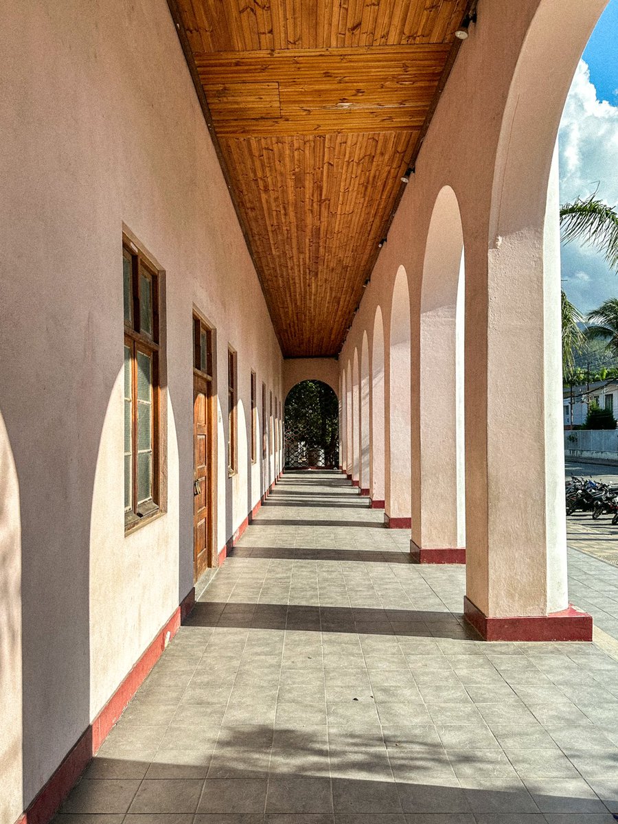 Jalan-jalan sore di area old town Dili sambil jelajah salah satu kampus ...