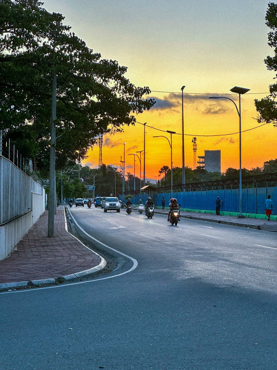Jalan-jalan sore di area old town Dili sambil jelajah salah satu kampus ...