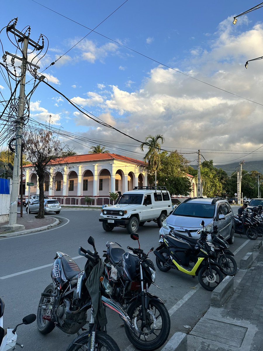 Jalan-jalan sore di area old town Dili sambil jelajah salah satu kampus ...