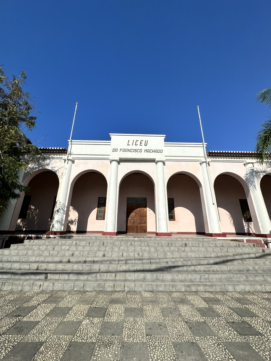 Jalan-jalan sore di area old town Dili sambil jelajah salah satu kampus ...