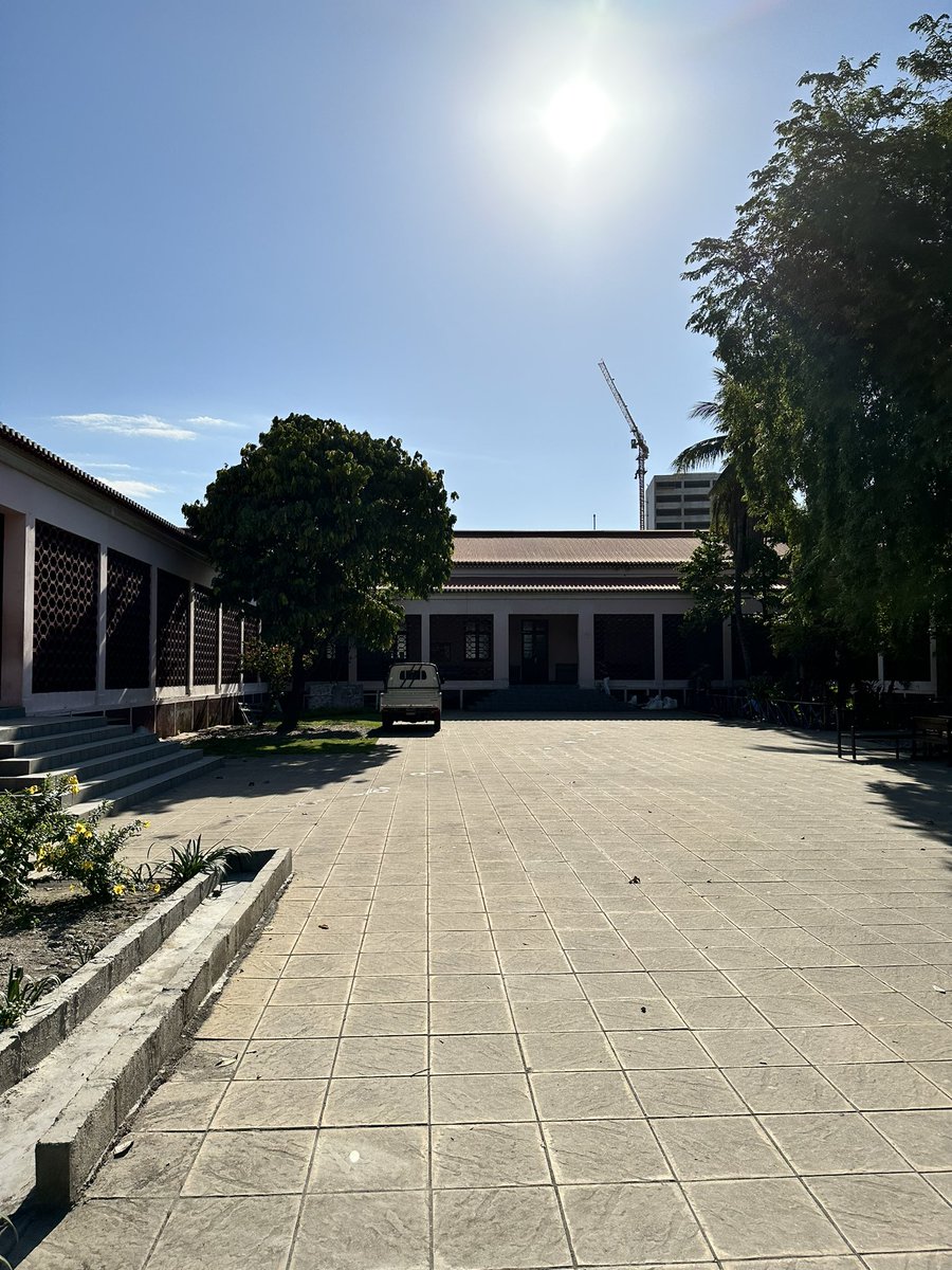 Jalan-jalan sore di area old town Dili sambil jelajah salah satu kampus ...