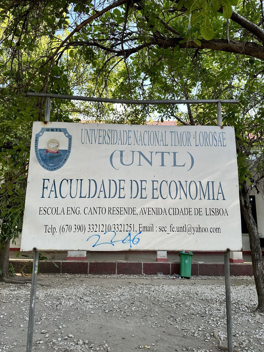 Jalan-jalan sore di area old town Dili sambil jelajah salah satu kampus ...