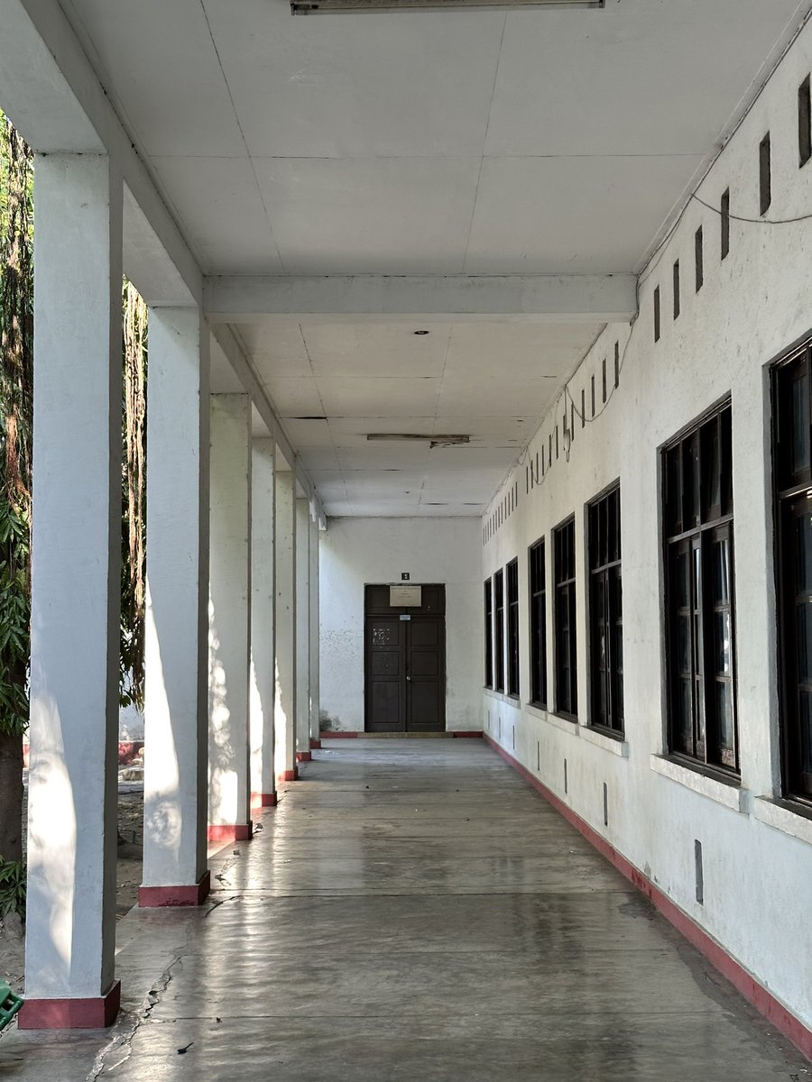 Jalan-jalan sore di area old town Dili sambil jelajah salah satu kampus ...