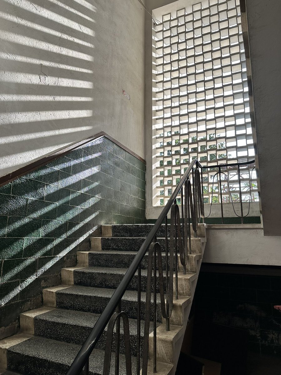 Jalan-jalan sore di area old town Dili sambil jelajah salah satu kampus ...