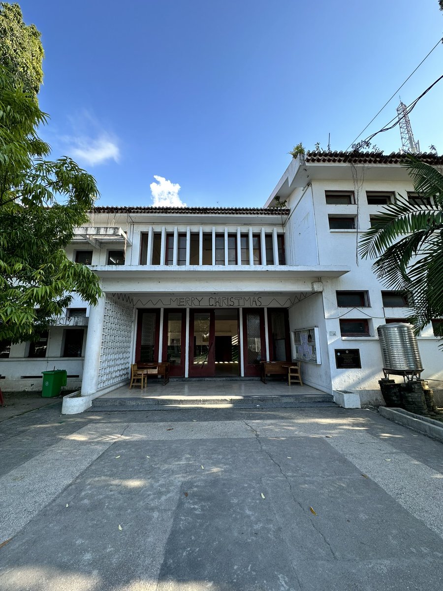 Jalan-jalan sore di area old town Dili sambil jelajah salah satu kampus ...