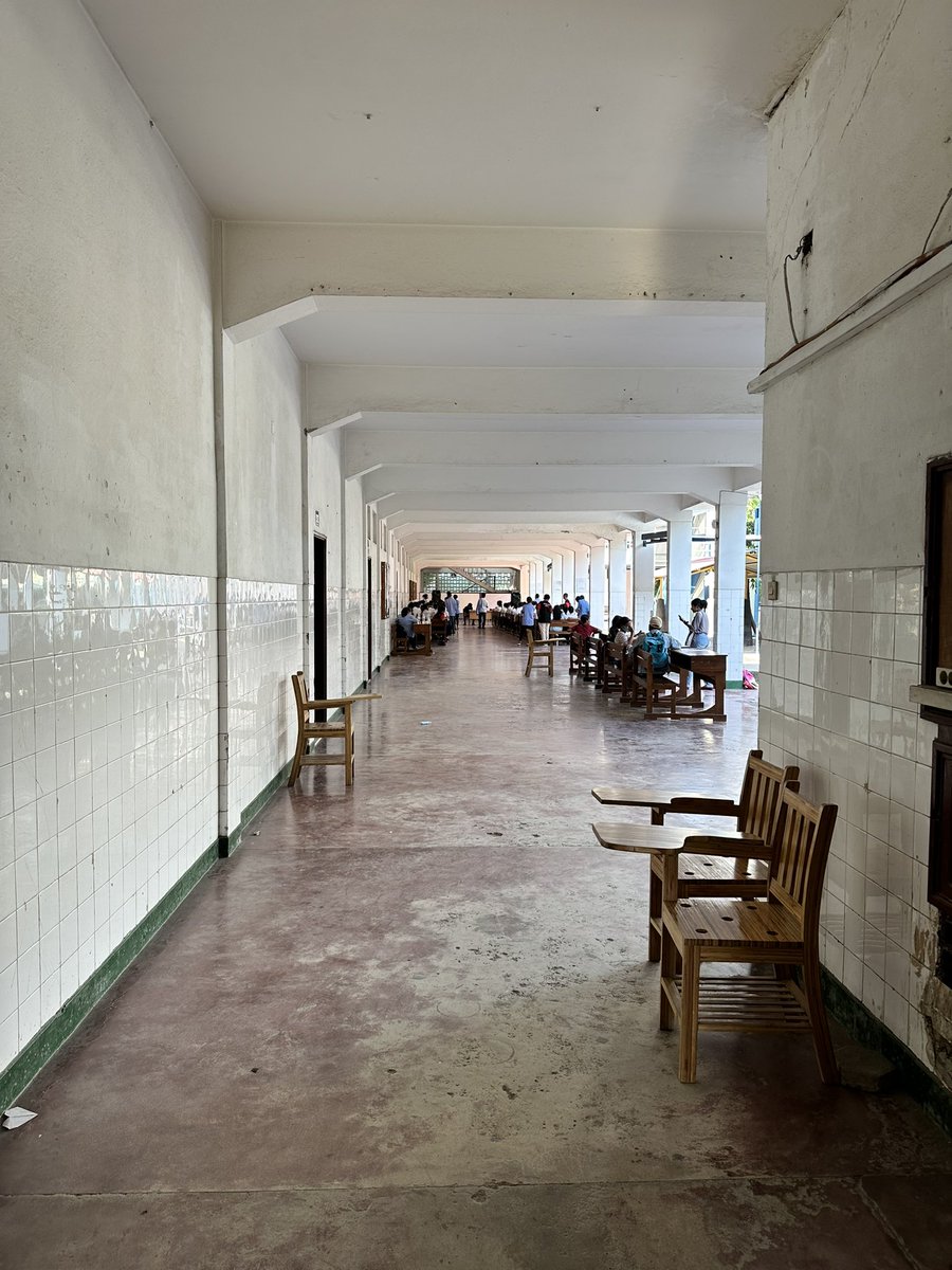 Jalan-jalan sore di area old town Dili sambil jelajah salah satu kampus ...