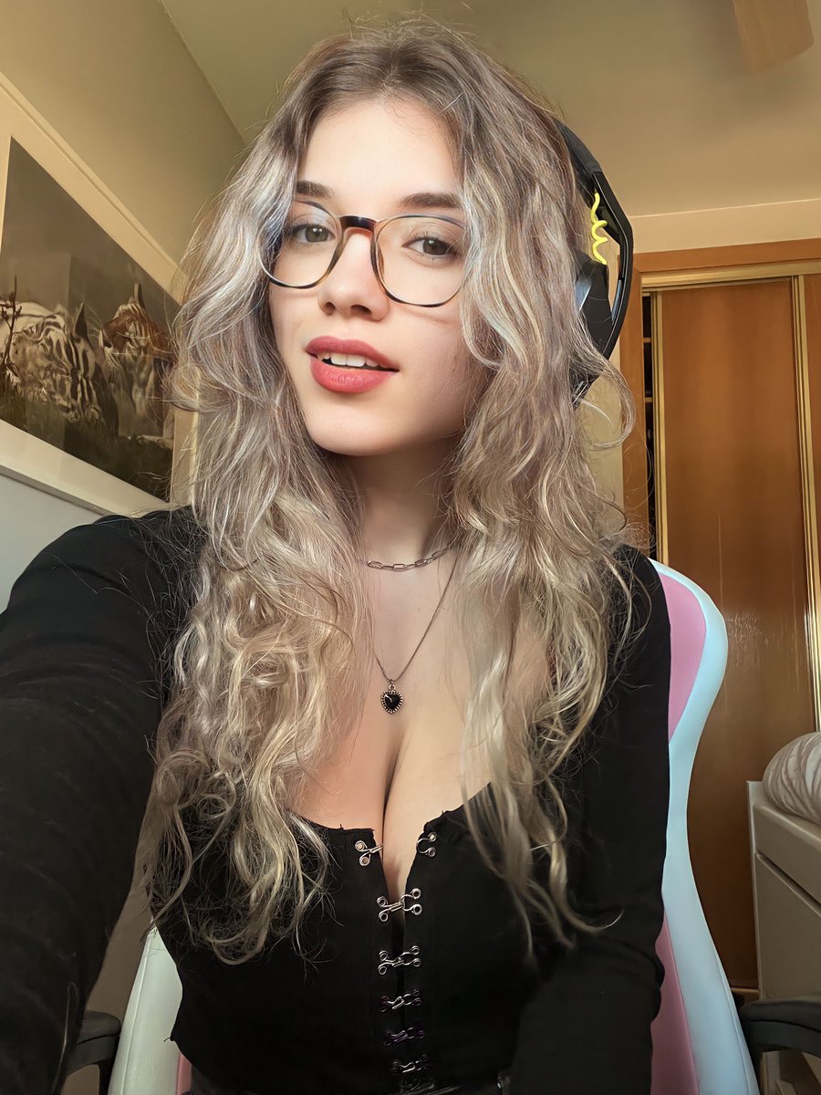 perfilraro🍓 on Twitter: "estamos charlando y jugando al pium pium 🔫 https://twitch.tv/perfilraro"