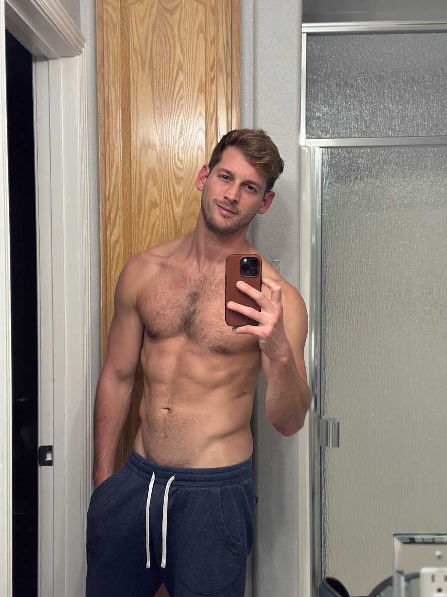 max emerson on Twitter: "Travels to a new state, posts bathroom selfie"