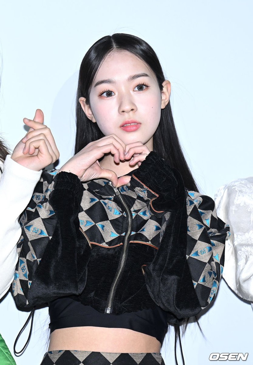 tripleS GLOBAL | Fanbase on Twitter: "[PHOTO] 230317 Triple S +(KR)ystal Eyes at 2023/24 FW ...