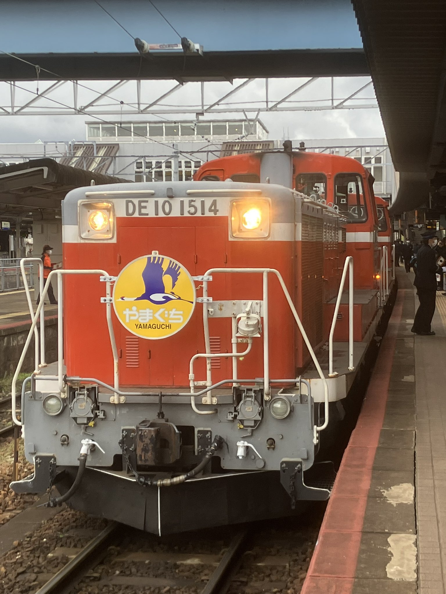 まよろん on Twitter: "SLではなくDE10が重連で引っ張るやまぐち号の旅。「テン」ではなく「トオ」なんですね😀 https://t.co/qavUPqMZED" / Twitter