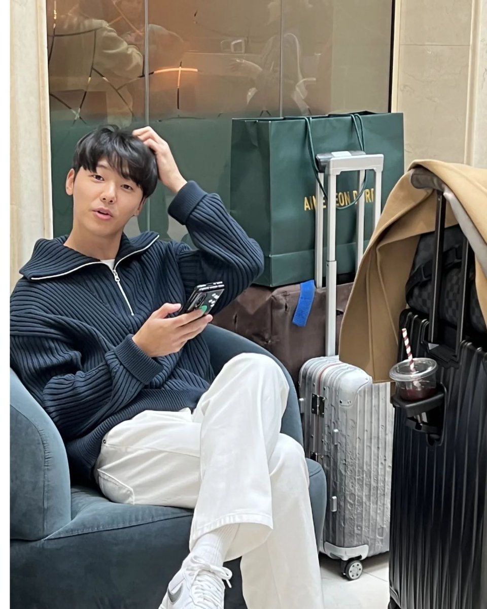 CNBLUE PHILIPPINES on Twitter: "[SNS] 230318 Minhyuk Instagram Update. 이쪽 쳐다보지마세요!!!! 찍는 걸 몰랐을 ...