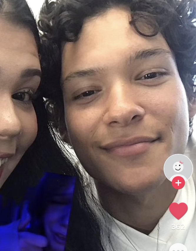 EMMY💜 m*rcus anti on Twitter: "THIS GIRL TALKING ABOUT HOW OMAR OFFERED HER A SEAT AND THAT HE’S ...