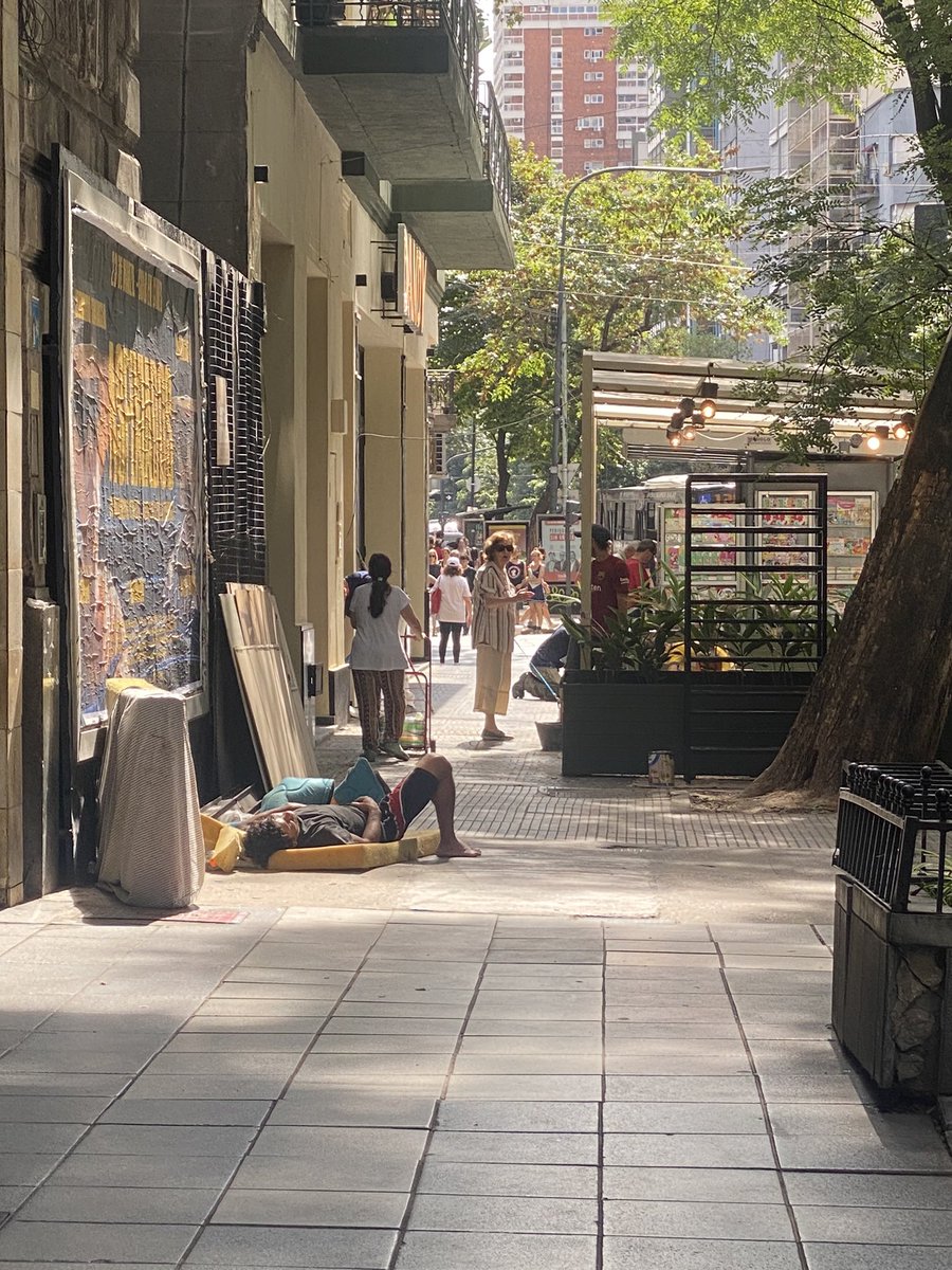 Pregonero on Twitter: "RT @subterfugia: Cansada de ver esta imagen en Palermo. En cualquier ...