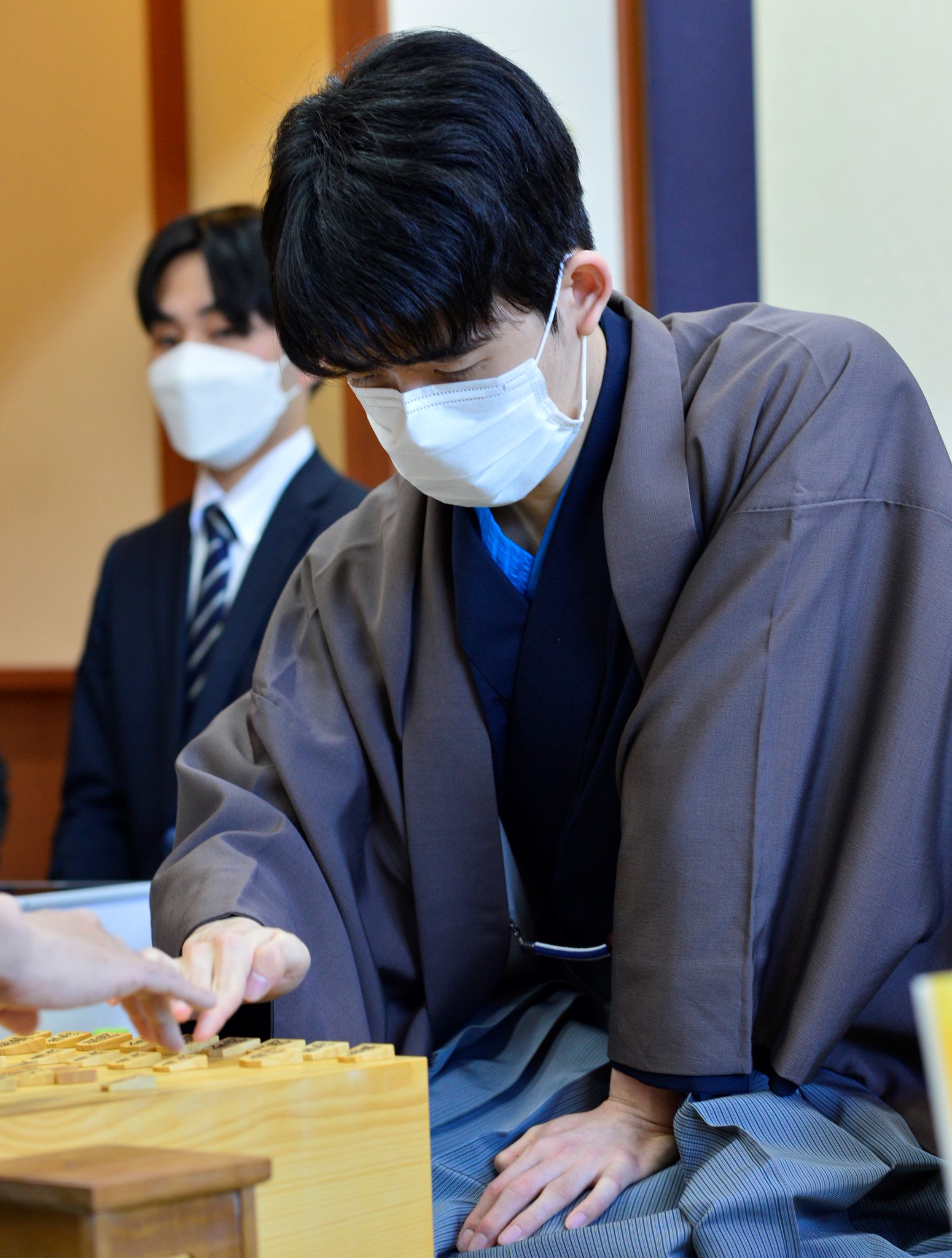 毎日新聞・将棋 On Twitter 栃木県日光市で指された棋王戦五番勝負第4局で、藤井聡太王将が渡辺明棋王に勝ち、3勝1敗で棋王位を奪取し、羽生善治九段の24歳2カ月より早い20歳8カ月